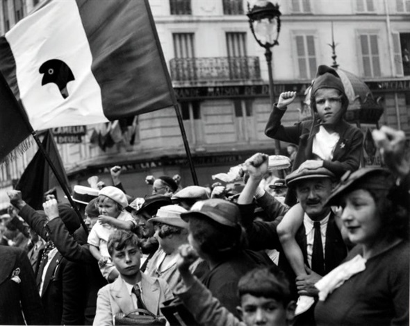 Légende Paris, 14 juillet by Willy Ronis on artnet