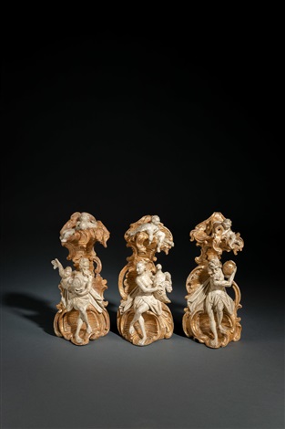 Vor vergoldeten Voluten sitzende, vollplastische Figuren von Leda mit ...