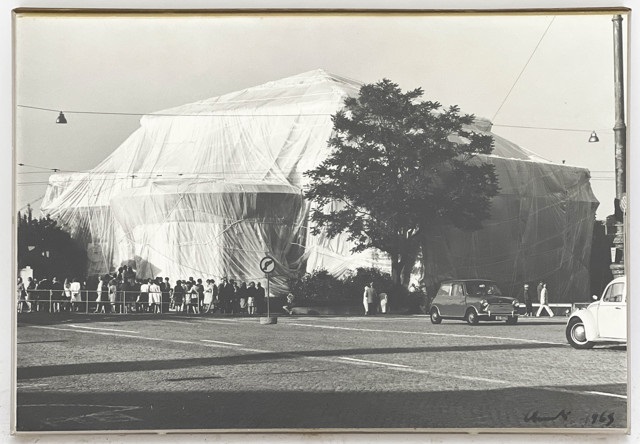 Christo and Jeanne-Claude Wrapped Kunsthalle, Bern Switzerland by ...