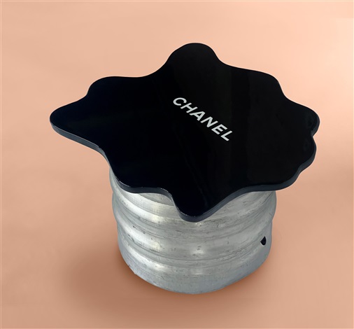 Tavolino con riproduzione logo Chanel by Secret Lab (CO.) on artnet