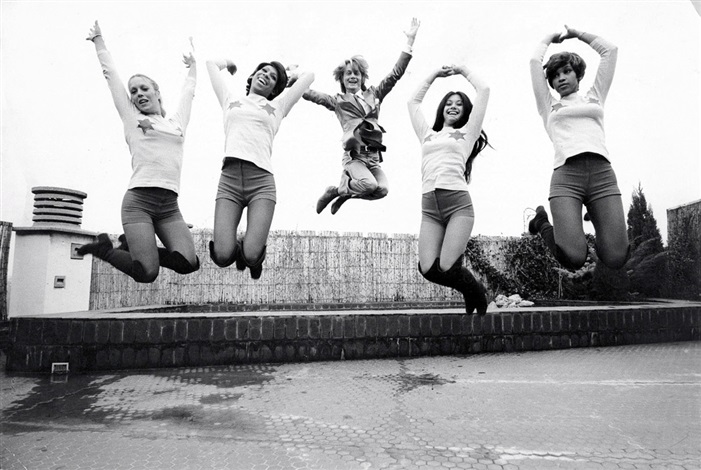 CLAUDE FRANÇOIS SAUTANT SUR LE TOIT DE SON IMMEUBLE PARISIEN AVEC SES ...