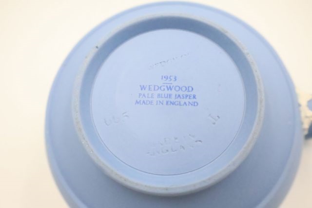A three piece Wedgwood Jasperware tea set by Wedgwood & Co. on artnet