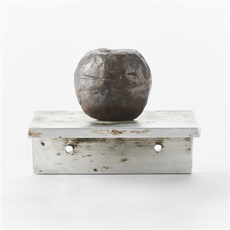 Äpple på hylla by Pär Gunnar Thelander on artnet