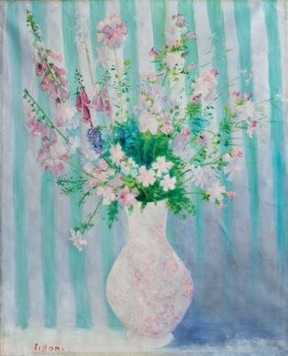 Vaso di fiori con tappezzeria a righe sullo sfondo by Umberto Lilloni ...