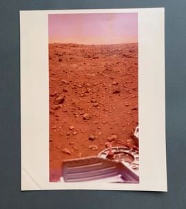 Photographie couleur du sol martien et dune partie de la sonde Viking 1 ...