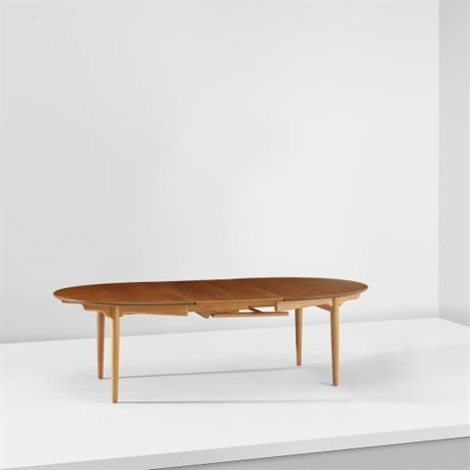Extendable dining table, model no. 567 by Hans J. Wegner on artnet