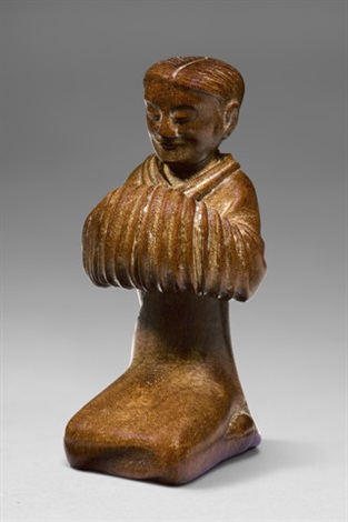 A WOOD CARVED NETSUKE OF A SEATED CHINESE FEMALE. SHOWA PERIOD 20TH ...