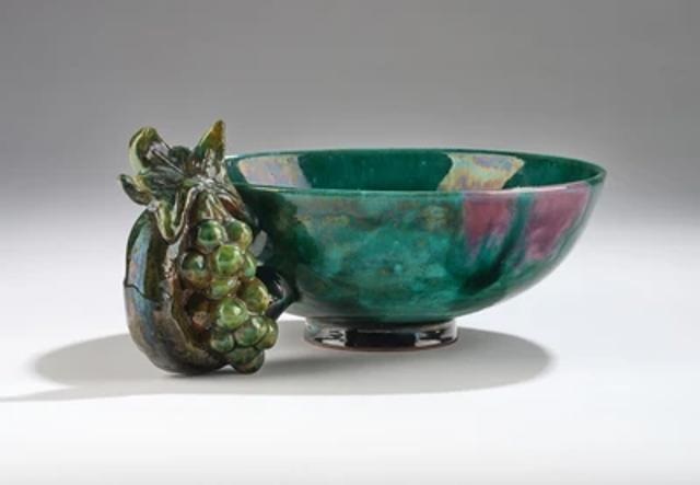 Schale mit einem Henkel in Form von Trauben und einem Blatt ...