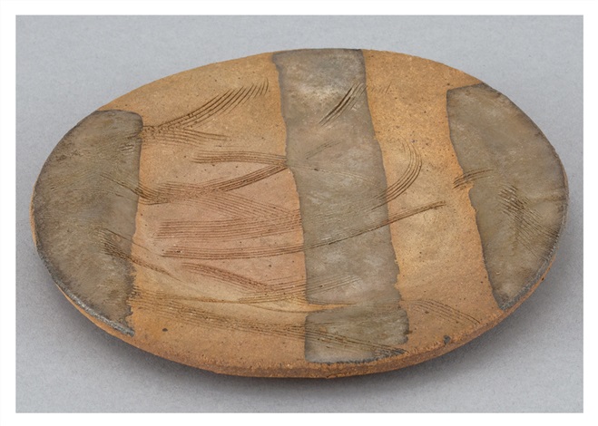 A FLAT PLATE WITH SILVER COLORED COMB AND GRASS PATTERNS by Kitaoji ...