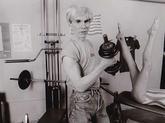 ANDY WARHOL faisant du sport, ANDY WARHOL portant un haltère et ANDY ...