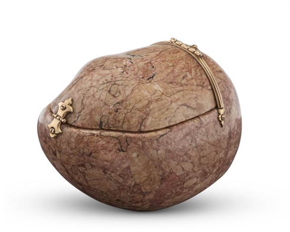 A GOLD-MOUNTED AGATE BOX IN THE FORM OF A POTATO by Michael Perchin on ...