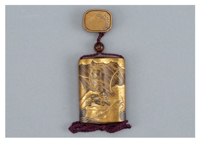 A GOLD-LACQUERED PILLBOX WITH GOLD INRAID DRAGON PATTERNS on artnet