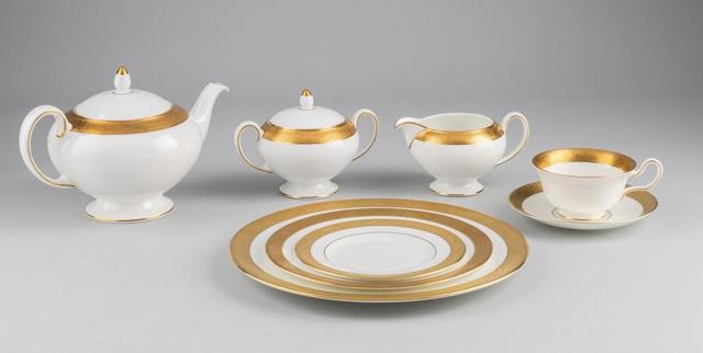 A Wedgwood Ascot pattern dinner service set by Wedgwood & Co. on artnet