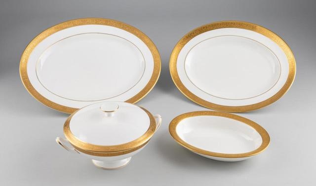 A Wedgwood Ascot pattern dinner service set by Wedgwood & Co. on artnet