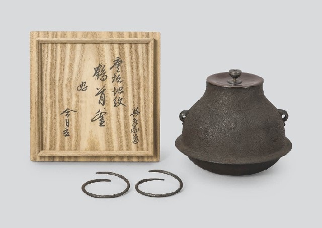 Tea kettle with design of pine tree with konomi kakitsuke by TANTANSAI ...