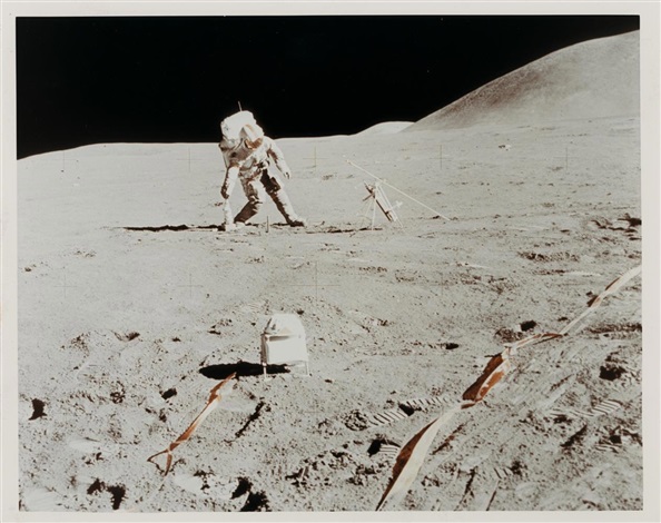 David Scott leaning in one-sixth gravity on the Moon, Apollo 15, 26 ...