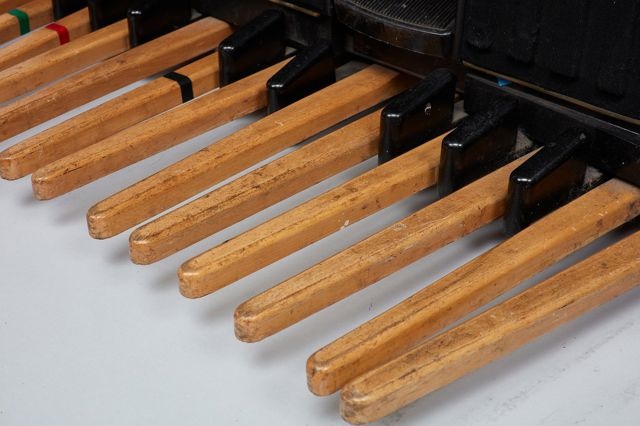 Organ, model no. 2001A5, and bench, 1976 by Thomas Organ (Co.) on artnet