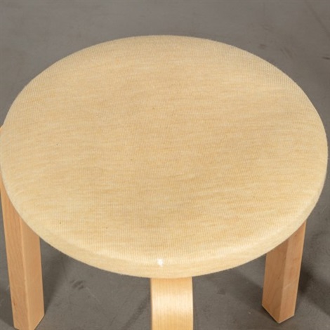 Jakkaroita, 4 kpl, malli 60 by Alvar Aalto and Shigeru Ban on artnet