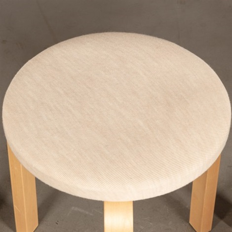 Jakkaroita, 4 kpl, malli 60 by Alvar Aalto and Shigeru Ban on artnet