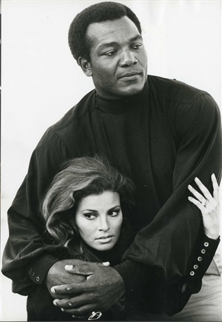 Raquel Welch et Jim Brown dans le film les cent fusils de Tom Gries by ...