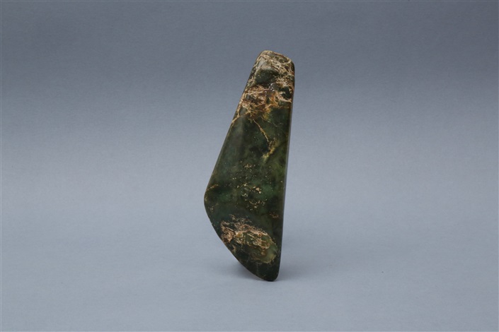A CHINESE ARCHAIC SPINACH-GREEN JADE AXE HEAD, YUE. Neolithic Period on ...