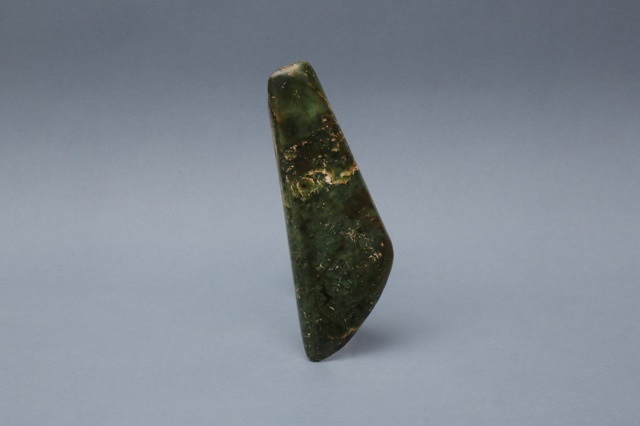A CHINESE ARCHAIC SPINACH-GREEN JADE AXE HEAD, YUE. Neolithic Period on ...
