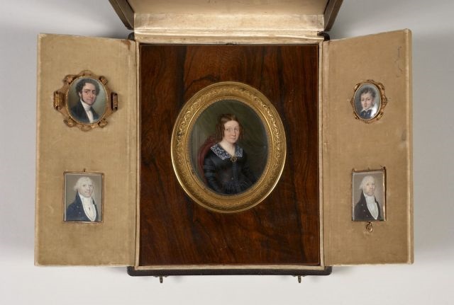 Portrait de femme assise à la robe noire, le portrait de son époux ...