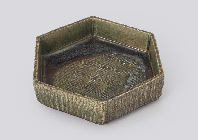 Oribe glazed hexagonal flat bowl with combed pattern by Kitaoji ...