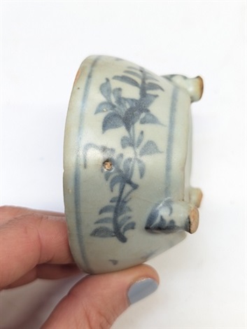 A CHINESE BLUE AND WHITE LOTUS BOX AND COVER. Ming Dynasty on artnet