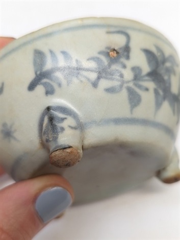 A CHINESE BLUE AND WHITE LOTUS BOX AND COVER. Ming Dynasty on artnet