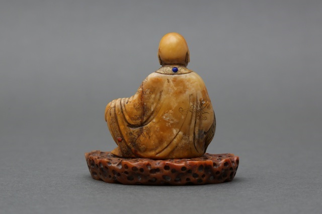 A FINE CHINESE SOAPSTONE FIGURE OF A SEATED LOUHAN, ATTRIBUTED TO ZHOU ...