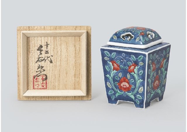 色鍋島牡丹文香炉 Iro-nabeshima incense burner depicting peony by Imaizumi ...