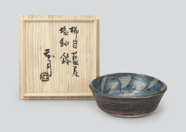 Bowl with combed pattern in salt and azure glaze 櫛目藍差塩釉鉢 by Shoji ...