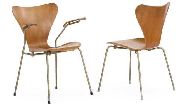 The Seven Chair Four teak shell chairs, hereof one with armrest by Arne ...