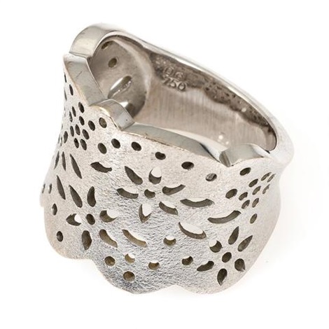 A Blonde ring of 18k white gold by Ole Lynggaard on artnet