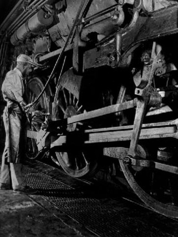 Lubricator Charles Wade attends to the rods of class E2A 578 at the ...