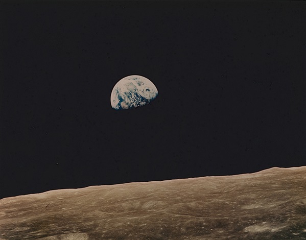 The first color photograph of the first Earthrise witnessed by humans ...