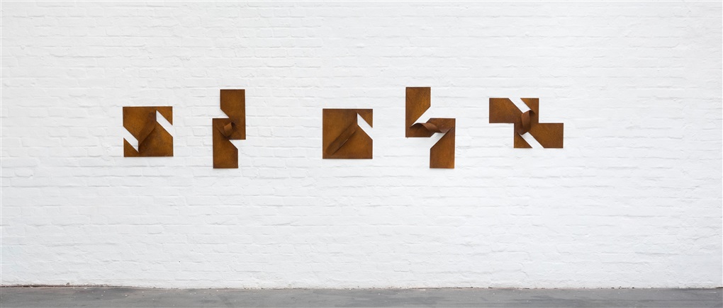 Relief gebogen Variante I - V by Peter Schwickerath on artnet