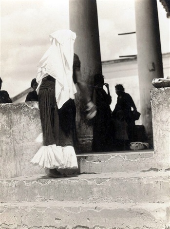 Mujer con velo subiendo escaleras Veiled Woman Climbing Stairs ...