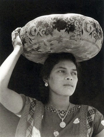 Mujer de Tehuantepec con Jicapexle Woman of Tehuantepec Carrying ...